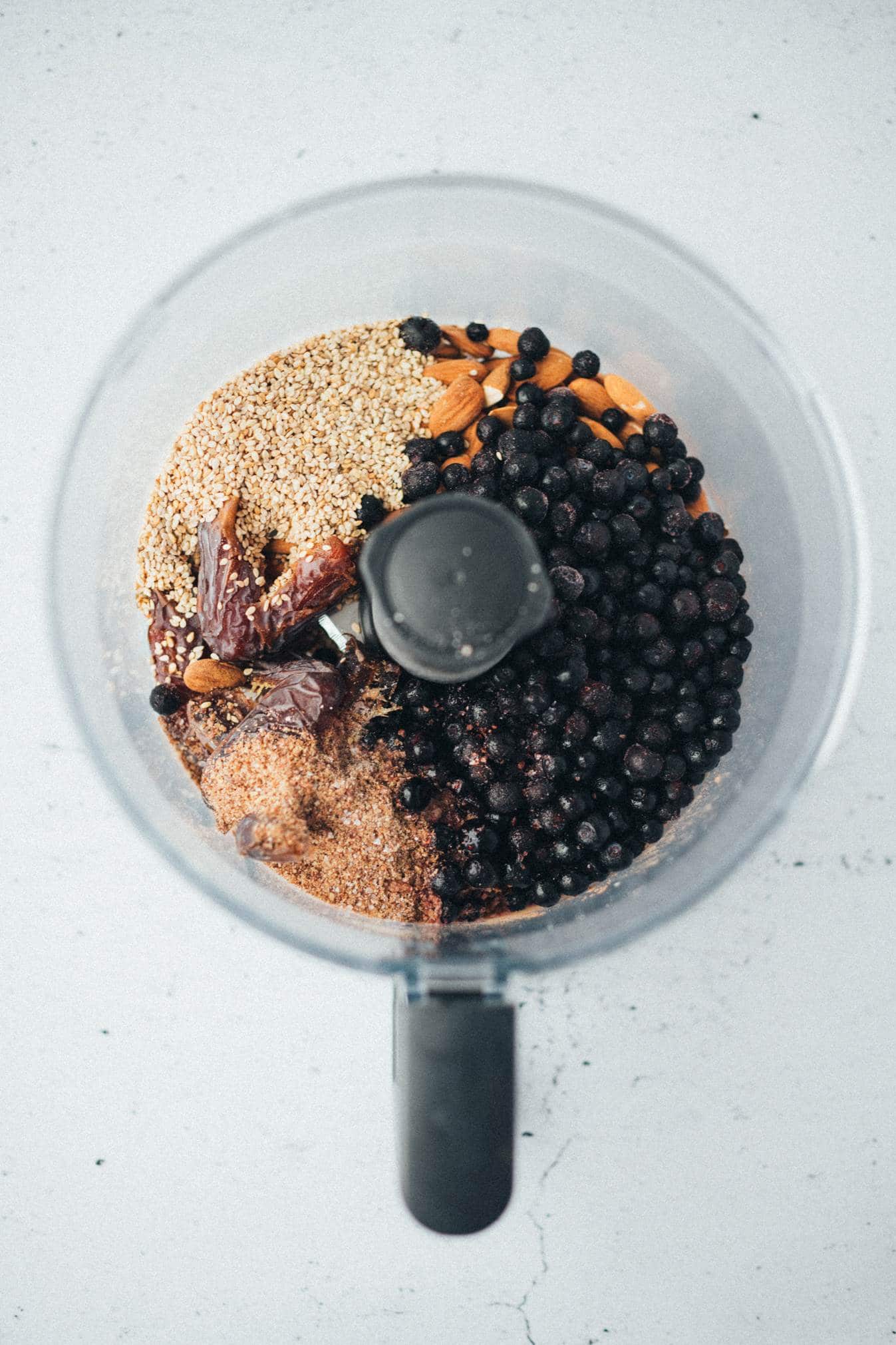 Chocolate Blueberry Energy Balls (15 Min) — VEGANE VIBES