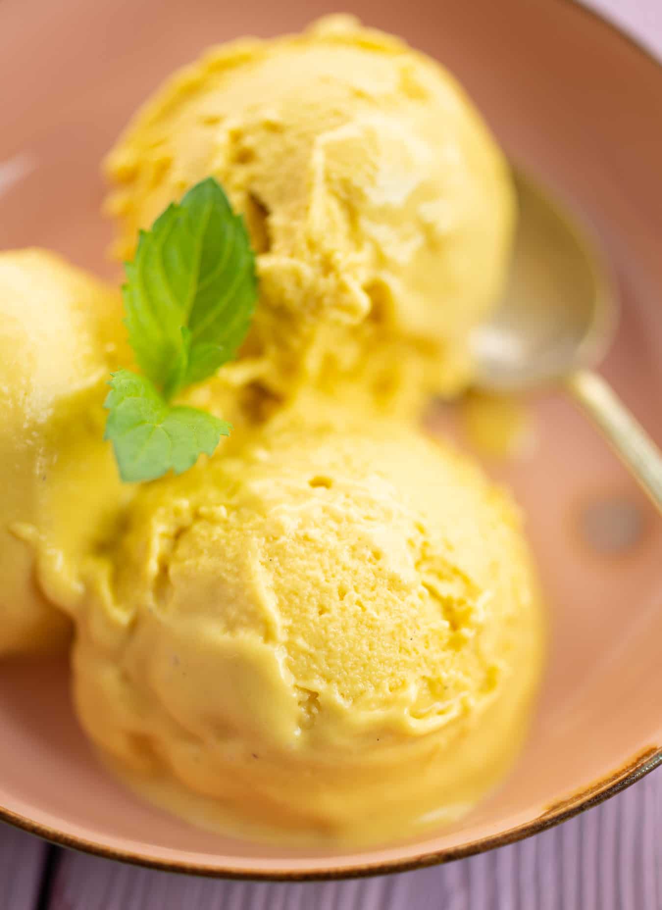 Cremiges Mango Eis (mit oder ohne Eismaschine) - vegan