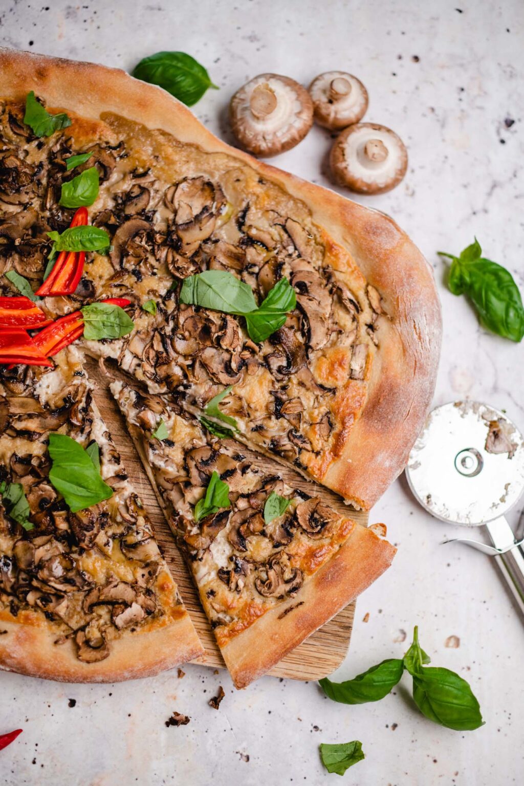 Vegane Pizza Bianca mit Pilzen — VEGANE VIBES