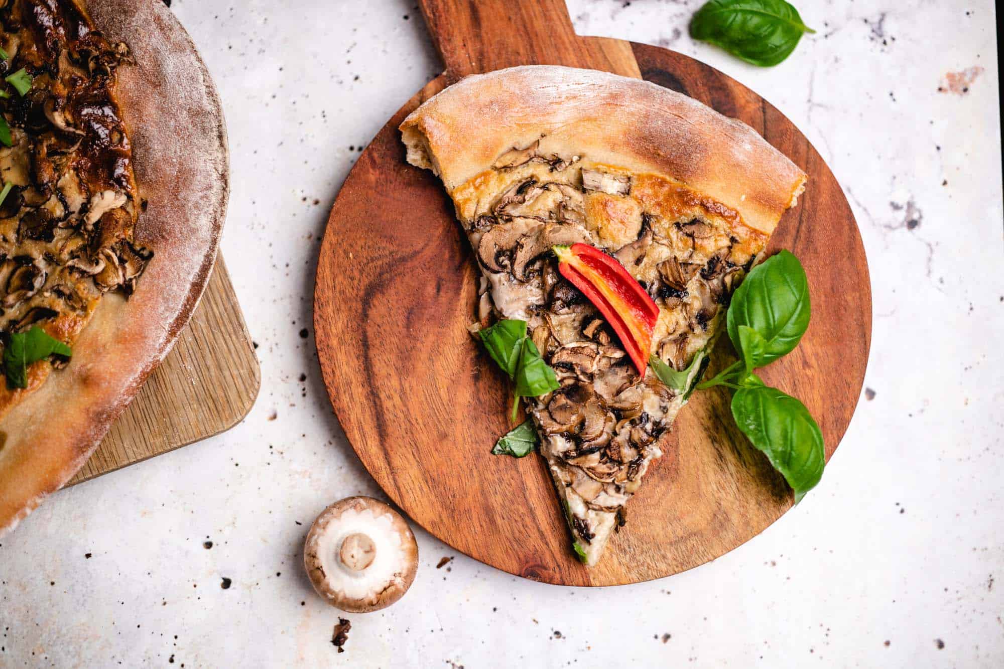 Vegane Pizza Bianca mit Pilzen — VEGANE VIBES