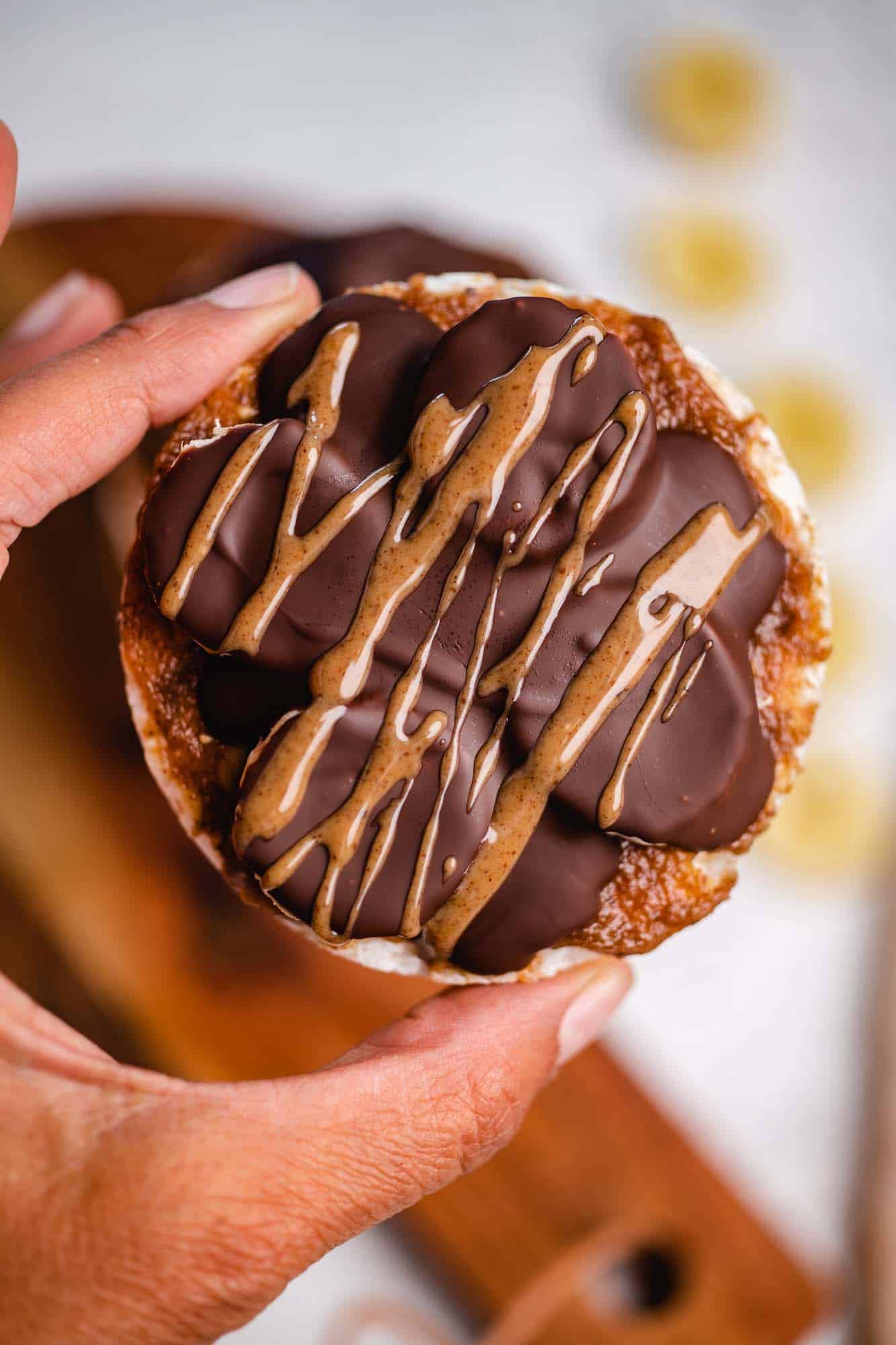 vegane Reiswaffeln mit Nussmus und Schoki — VEGANE VIBES