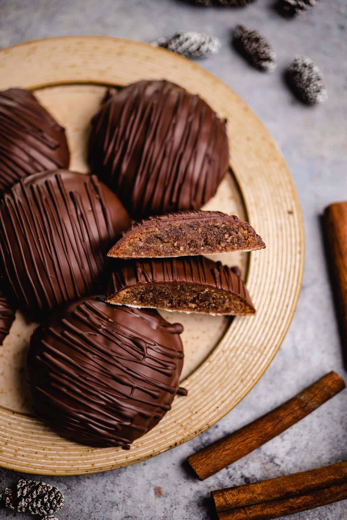Vegane Dattel-Haselnuss Lebkuchen — VEGANE VIBES